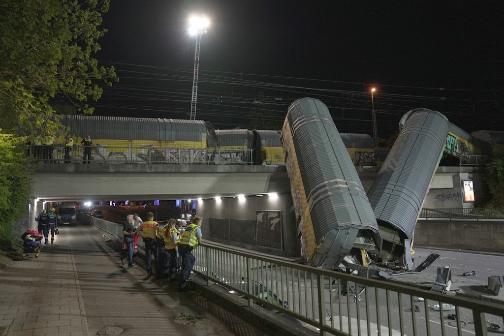 Accident feroviar în Munchen. Două vagoane au căzut de pe un pod