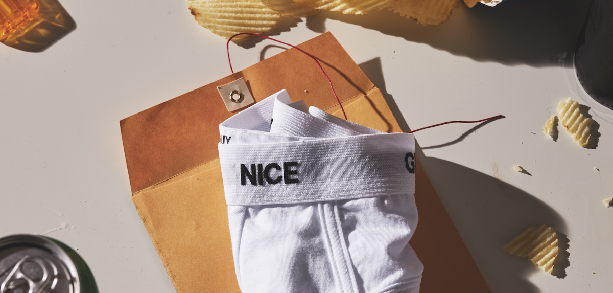 Le slip blanc à logo peut-il faire son comeback