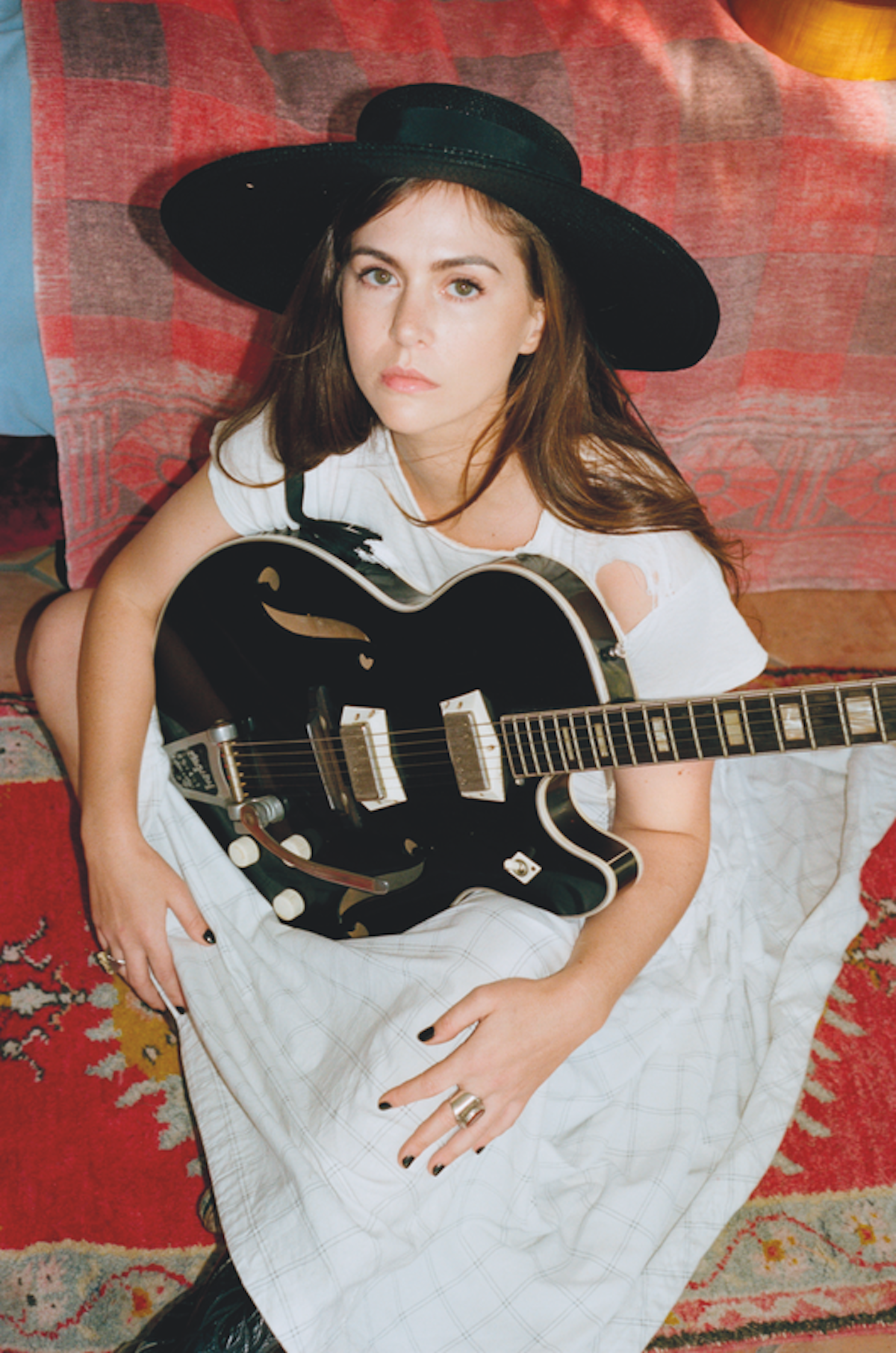 Dans le monde mystérieux de Vera Sola, princesse folk