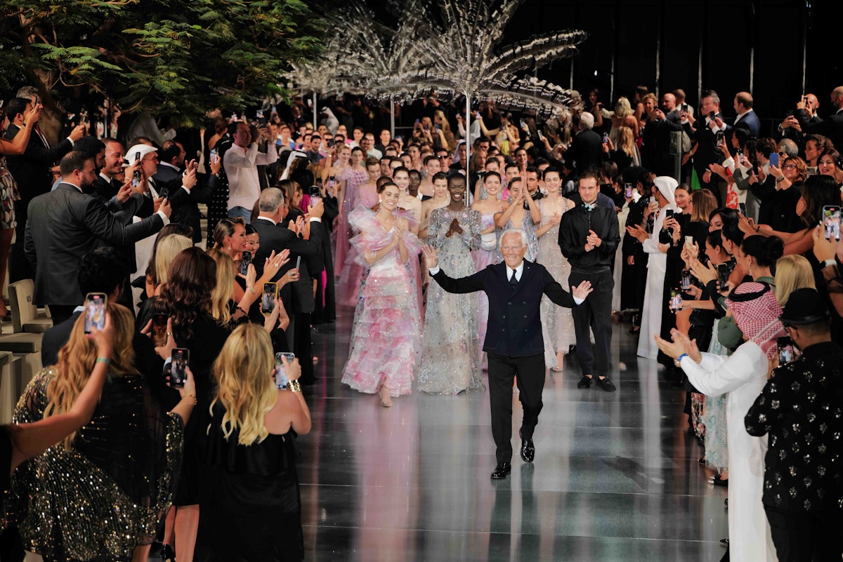 Giorgio Armani fête 10 ans d’hôtellerie, avec un défilé et un concert à ...