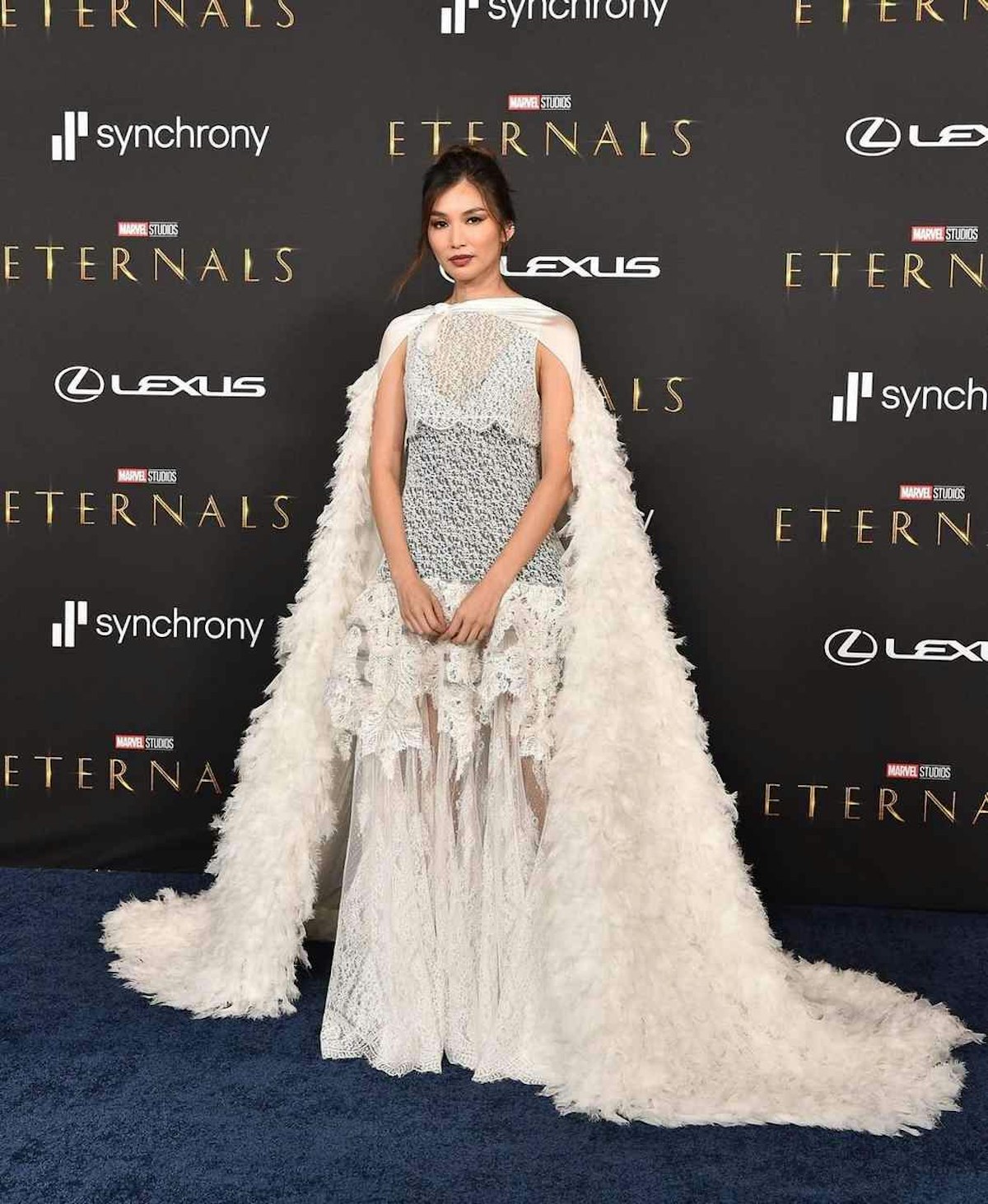 Les robes avec capes : atout glamour pour les fêtes de fin d'année