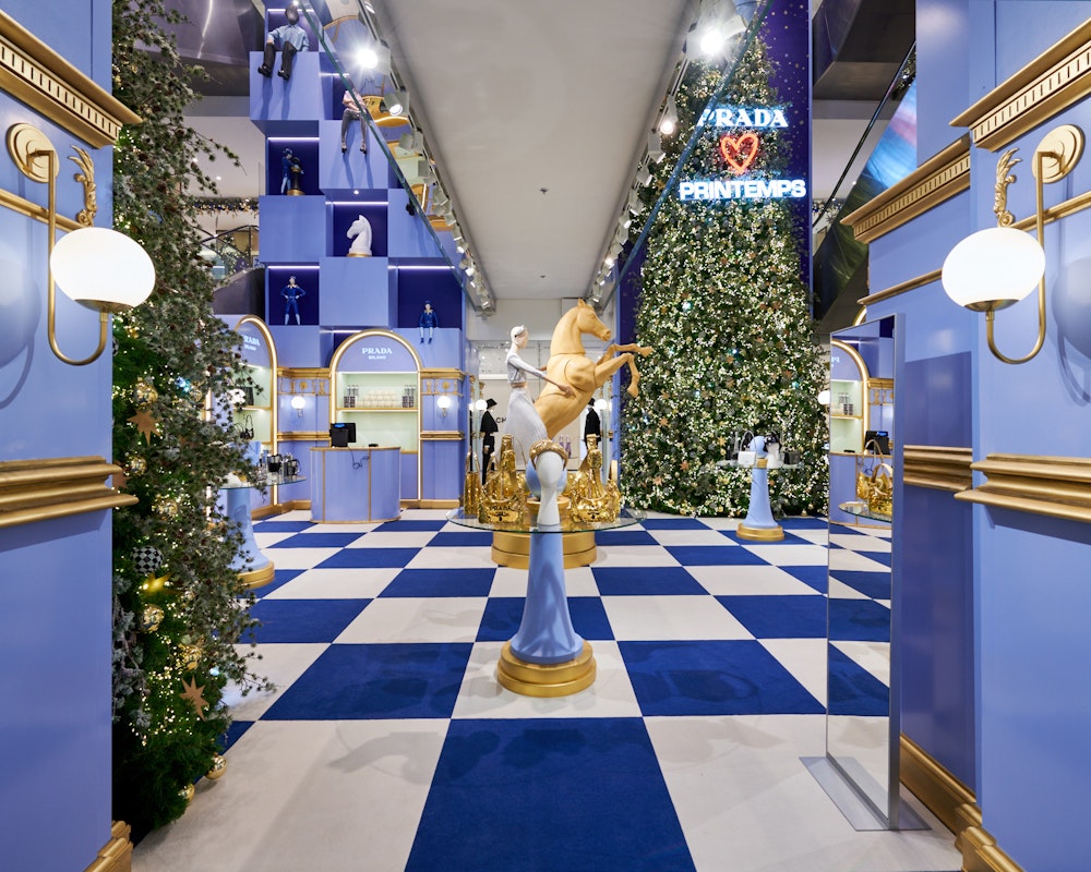 L'installation Prada vient enchanter le Printemps Haussmann pour Noël