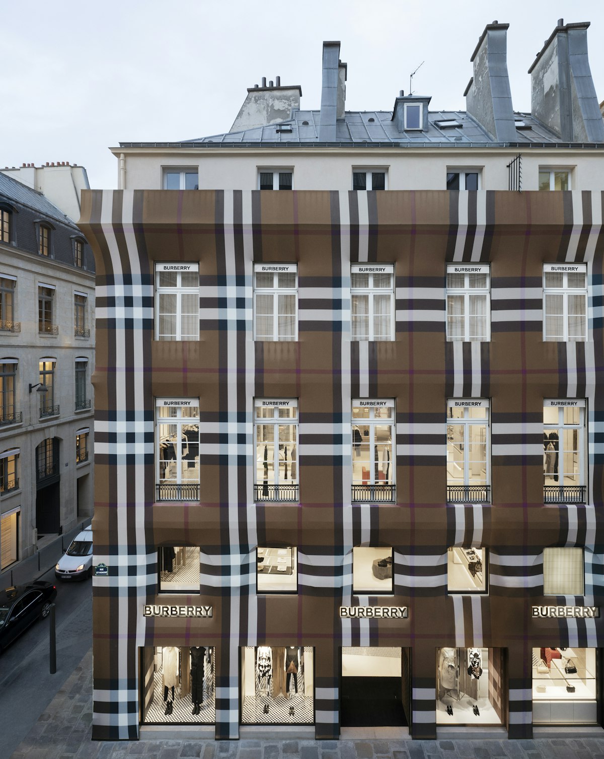 Burberry inaugure son nouveau flag-ship parisien