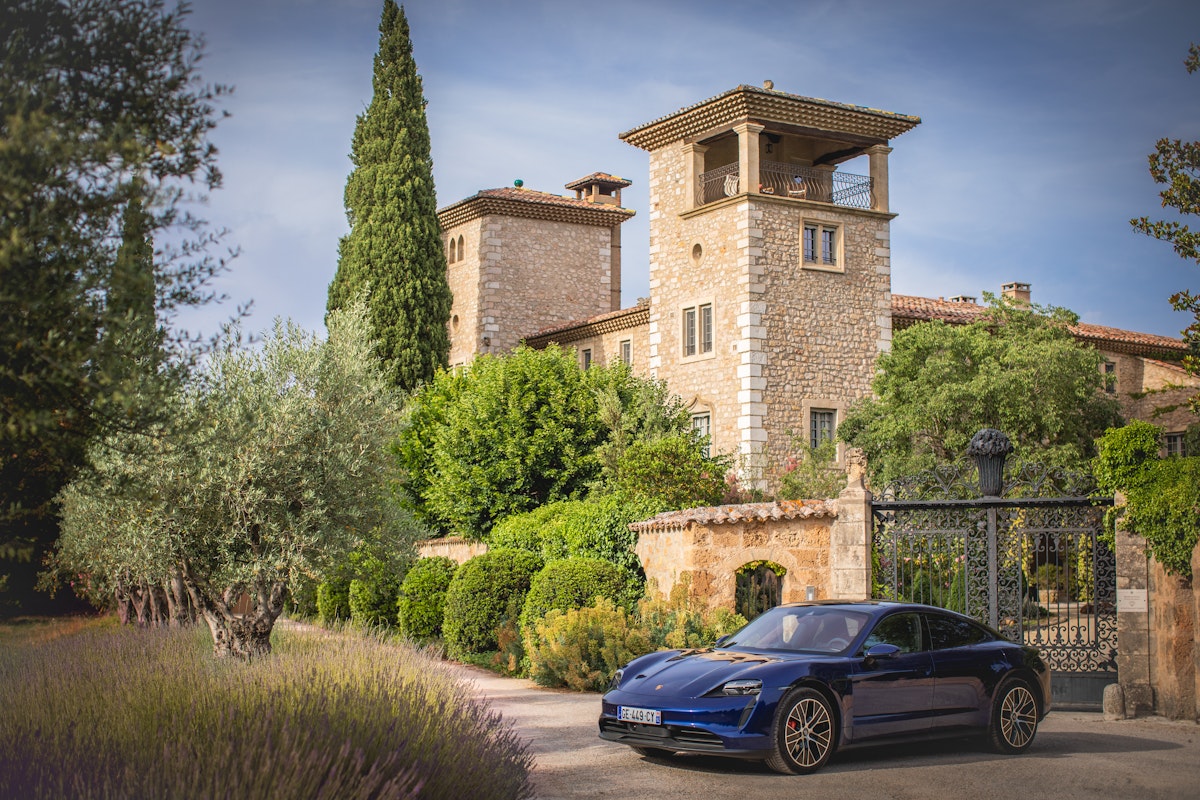Sur les routes de Provence, en Porsche Taycan