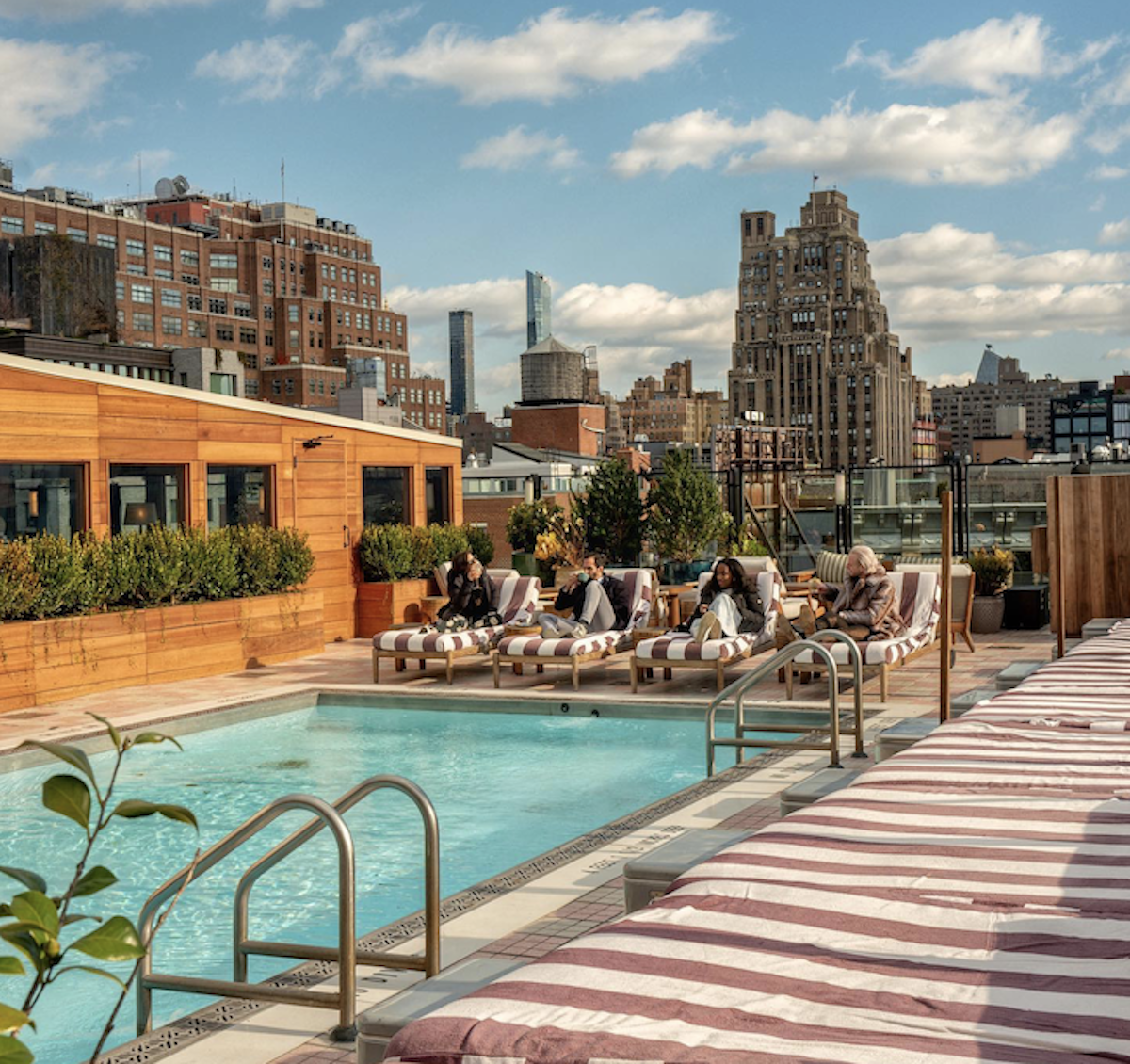 On a trouvé les meilleurs rooftops qui cachent une piscine à New York