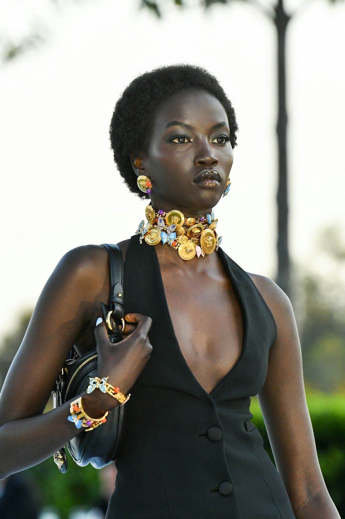 Versace et Dua Lipa présentent leur collection à Cannes