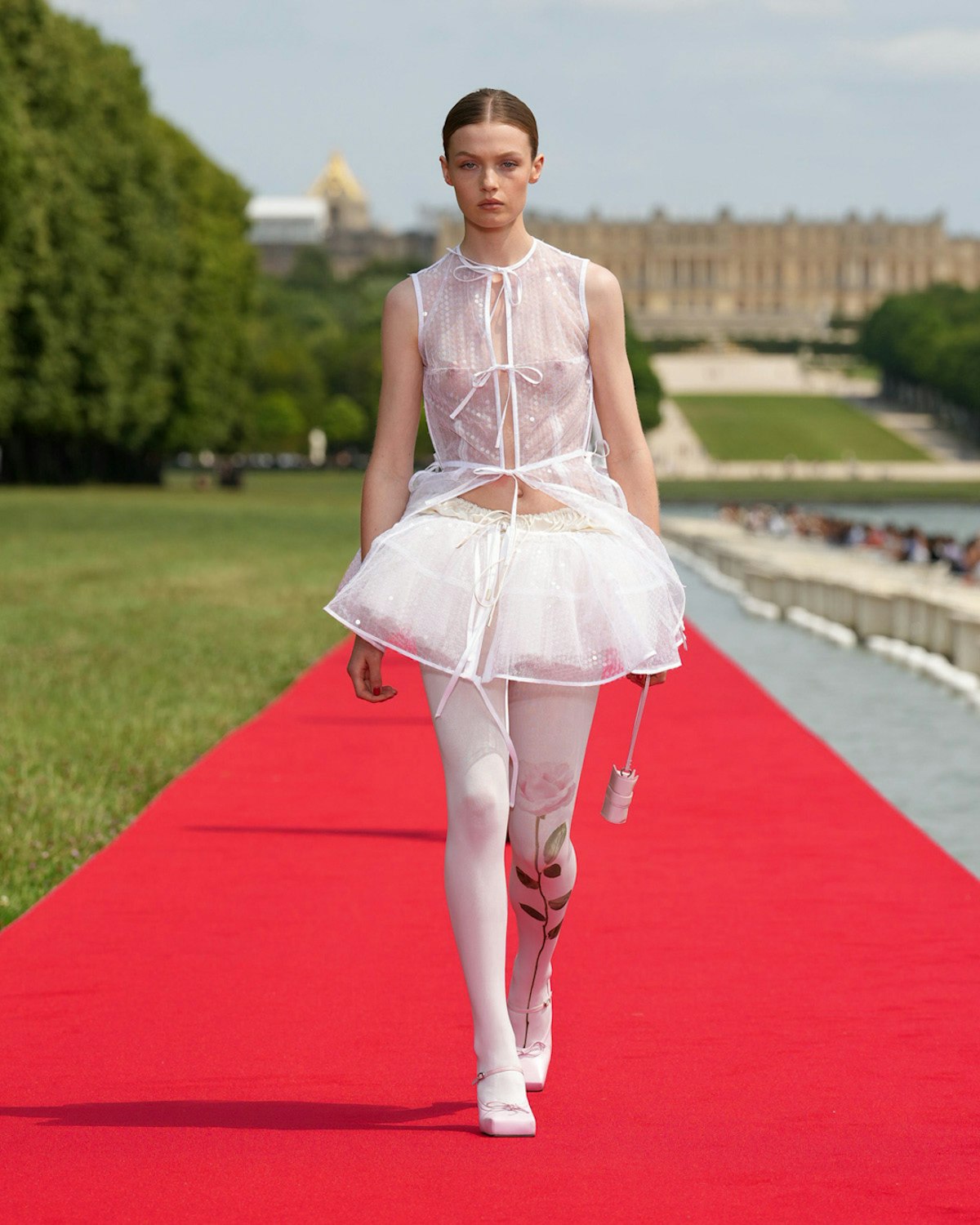 "Le Chouchou", nouvelle collection Jacquemus, a défilé hier au Chateau de Versailles.