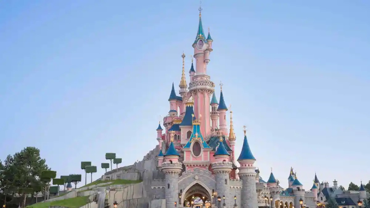 Coperni défilera à Disneyland Paris avec une collection dédiée aux ...