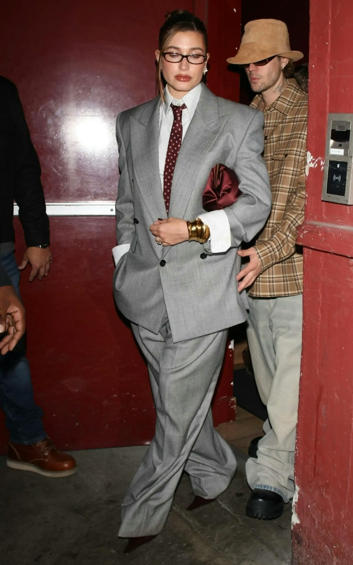 Hailey Bieber en Saint Laurent : l'élégance parisienne revampée à Los ...