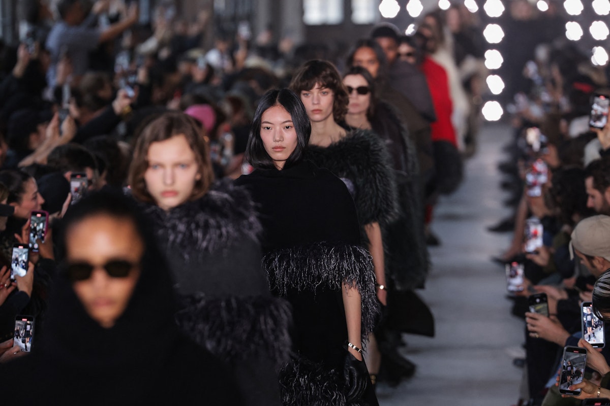 Sacai A/H 2025-26 : l'art du wrapping entre force et sensualité