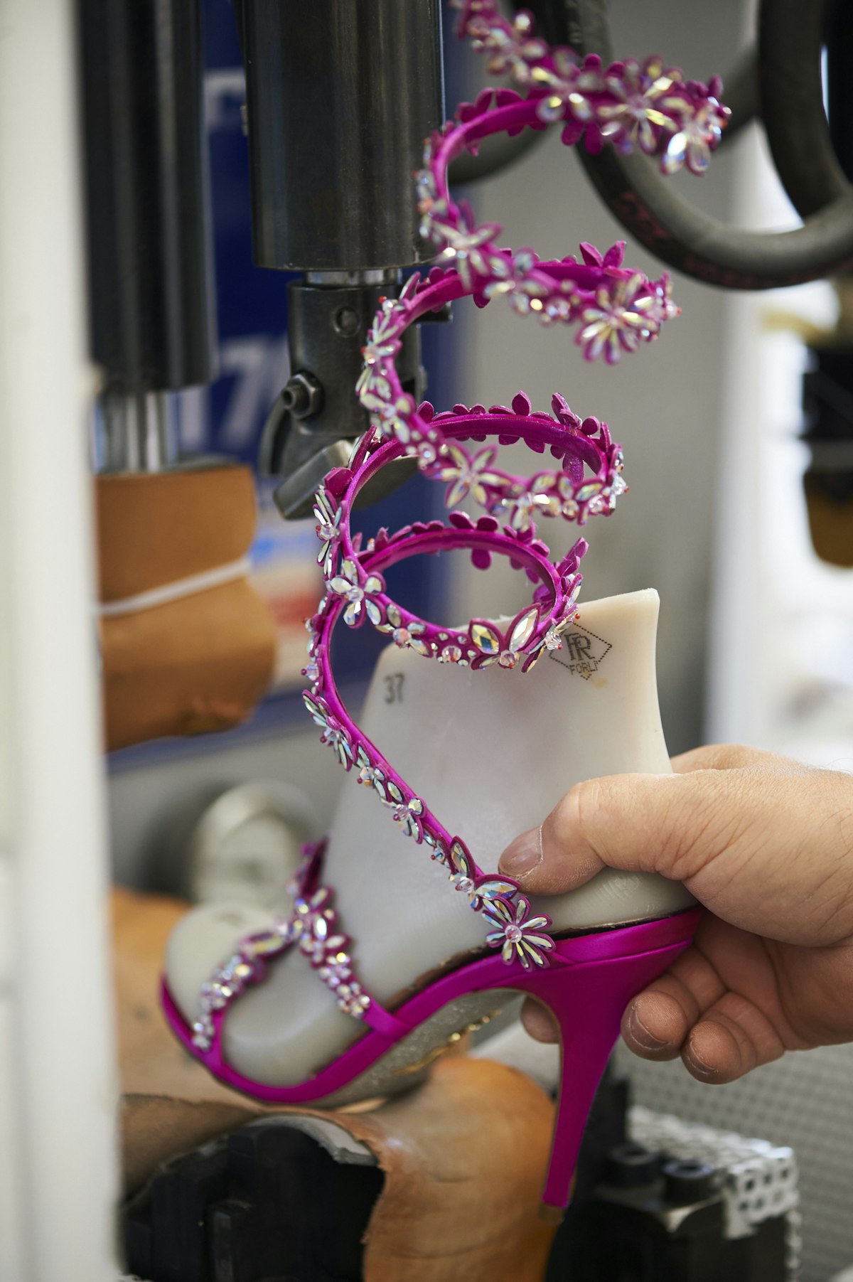 Jungle Couture : quand la Maison René Caovilla rend hommage à la Haute Couture parisienne