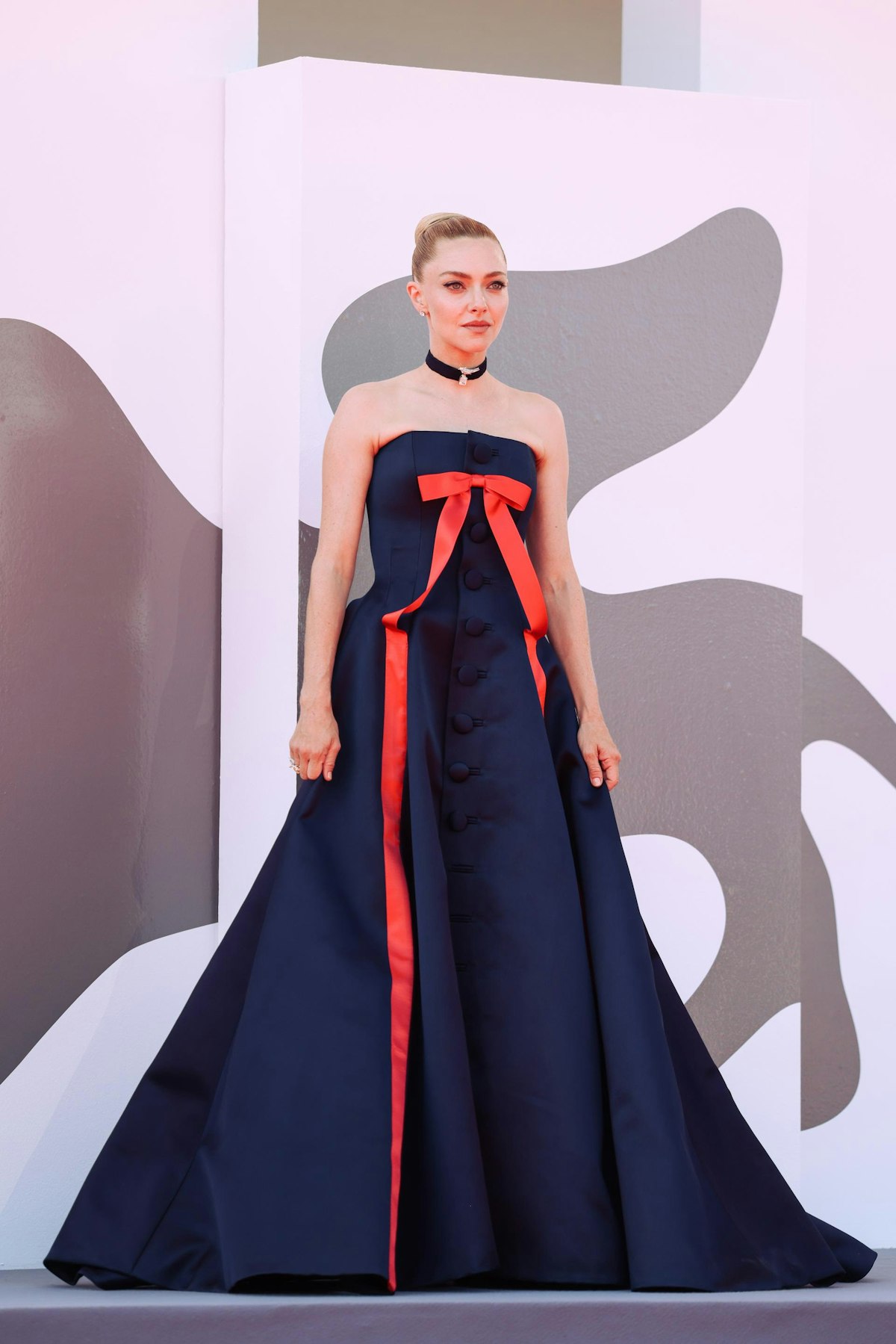 Amanda Seyfried en Prada : une élégance contrastée sur le tapis rouge ...