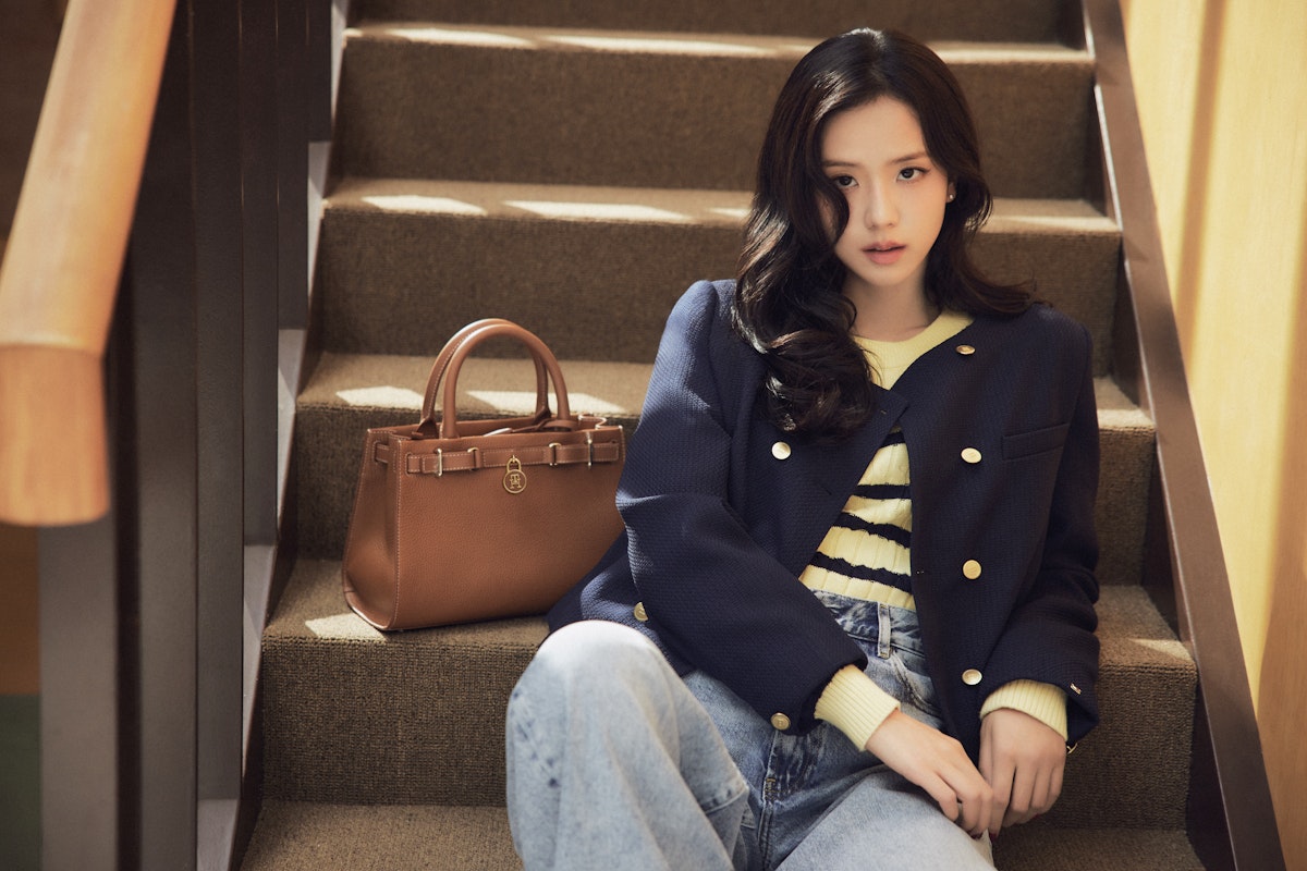 “A Hilfiger Holiday” : JISOO illumine la magie preppy des fêtes pour ...
