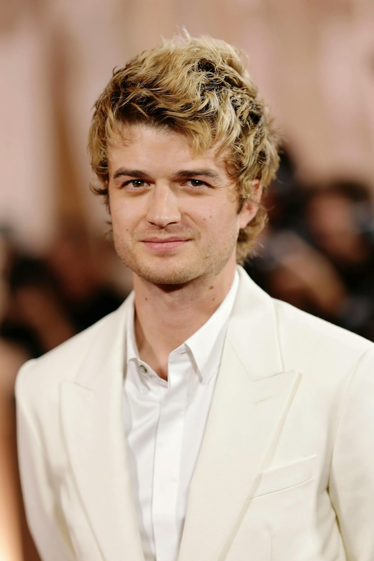 Joe Keery passe au blond et illumine les Golden Globes 2026