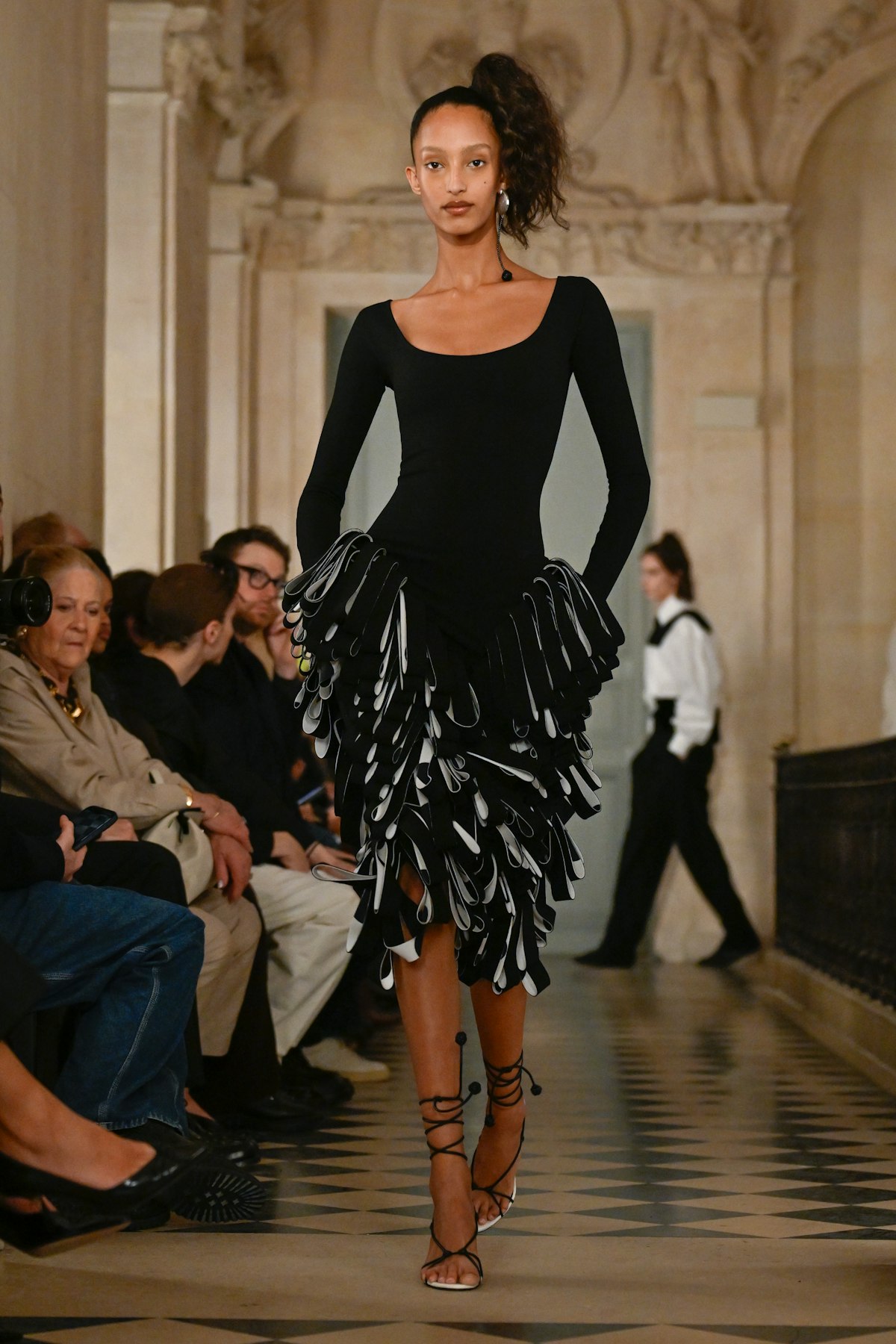 Chez Jacquemus, l’exubérance des années 80 frôle le déguisement chic