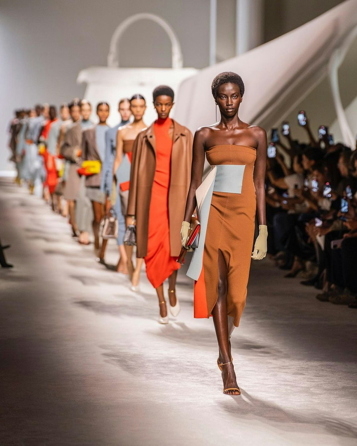 Fendi encuentra libertad en lo cómodo para Milan Fashion Week