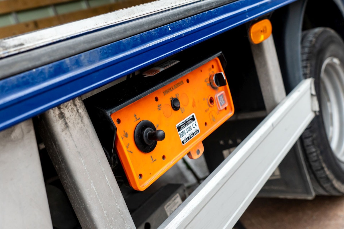 Tail lift operation explanation and instructions