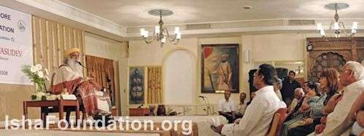 Sadhguru receives felicitation in his home state