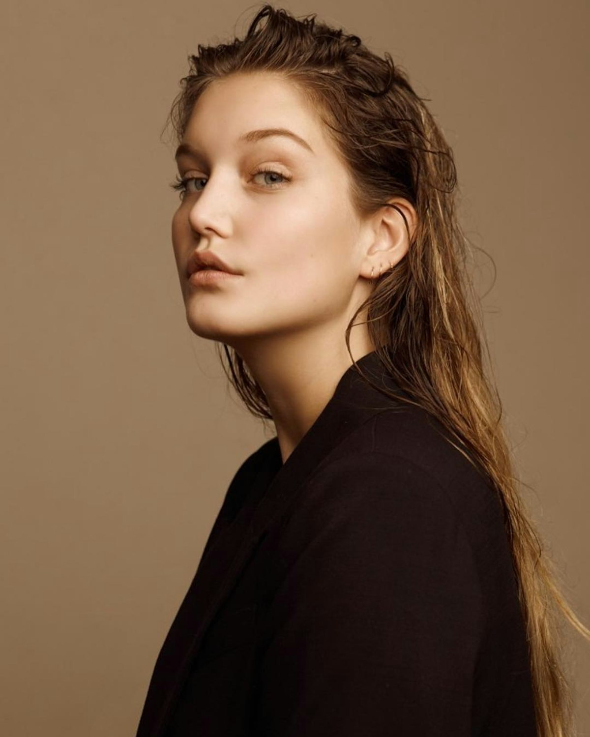 Iza IJzerman, a modelo ganha fama por ser a versão plus size da Gigi Hadid