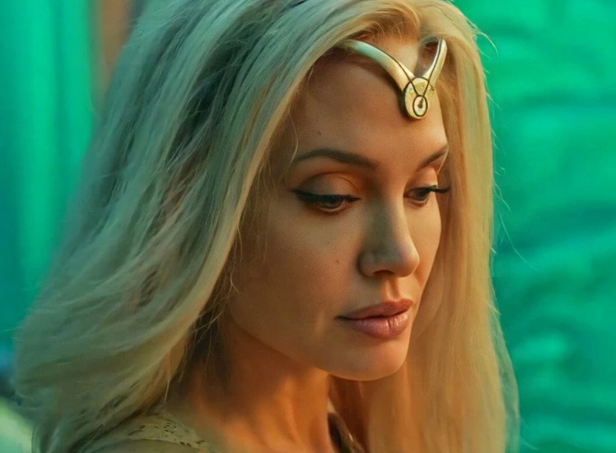 Angelina Jolie se rende e cria conta no Instagram