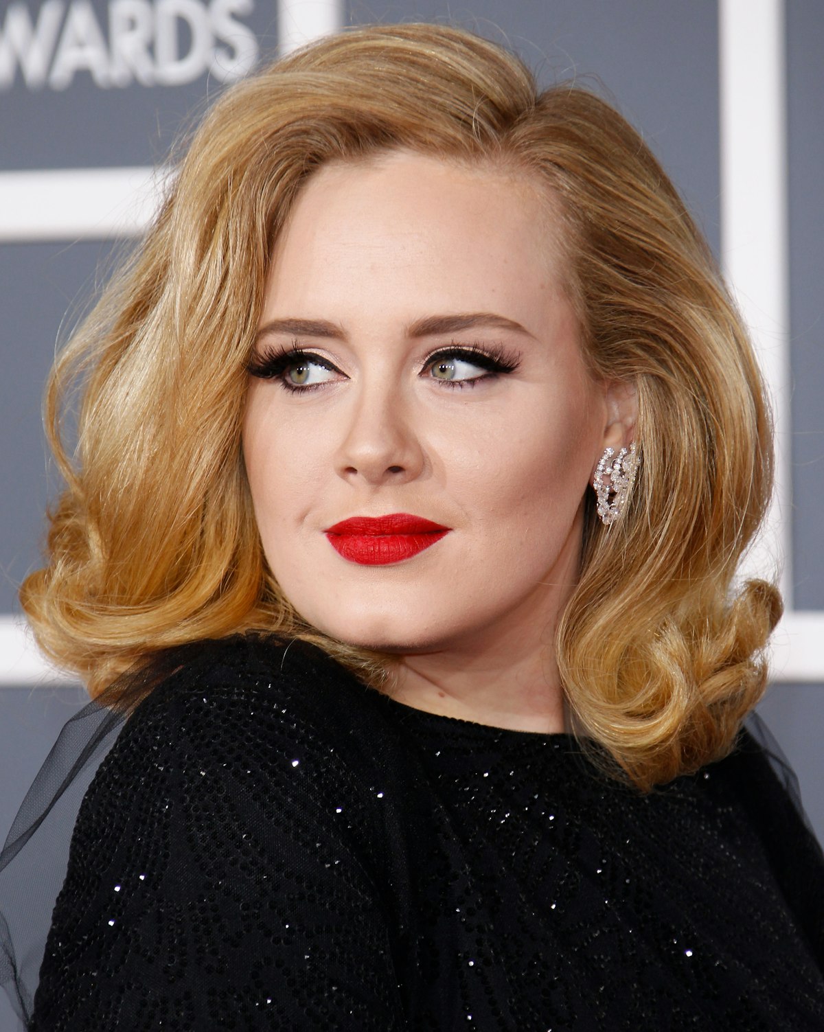 Adele: O item que não faltam nos looks da cantora