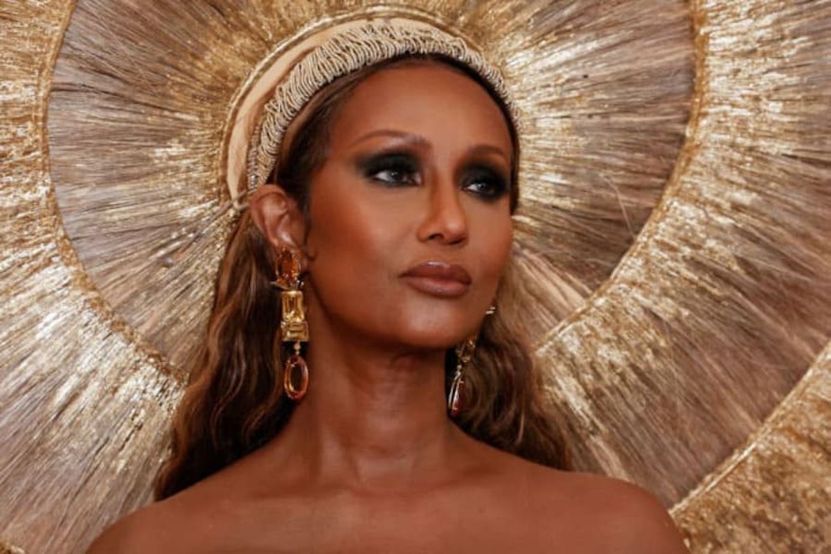 Iman Abdulmajid mostra segredo de beleza aos 66 anos