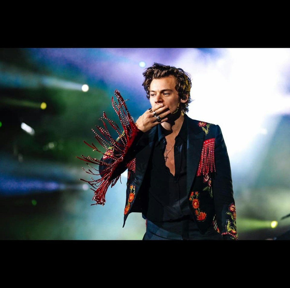 Harry Styles decidiu divulgar uma foto sua totalmente sem roupa!