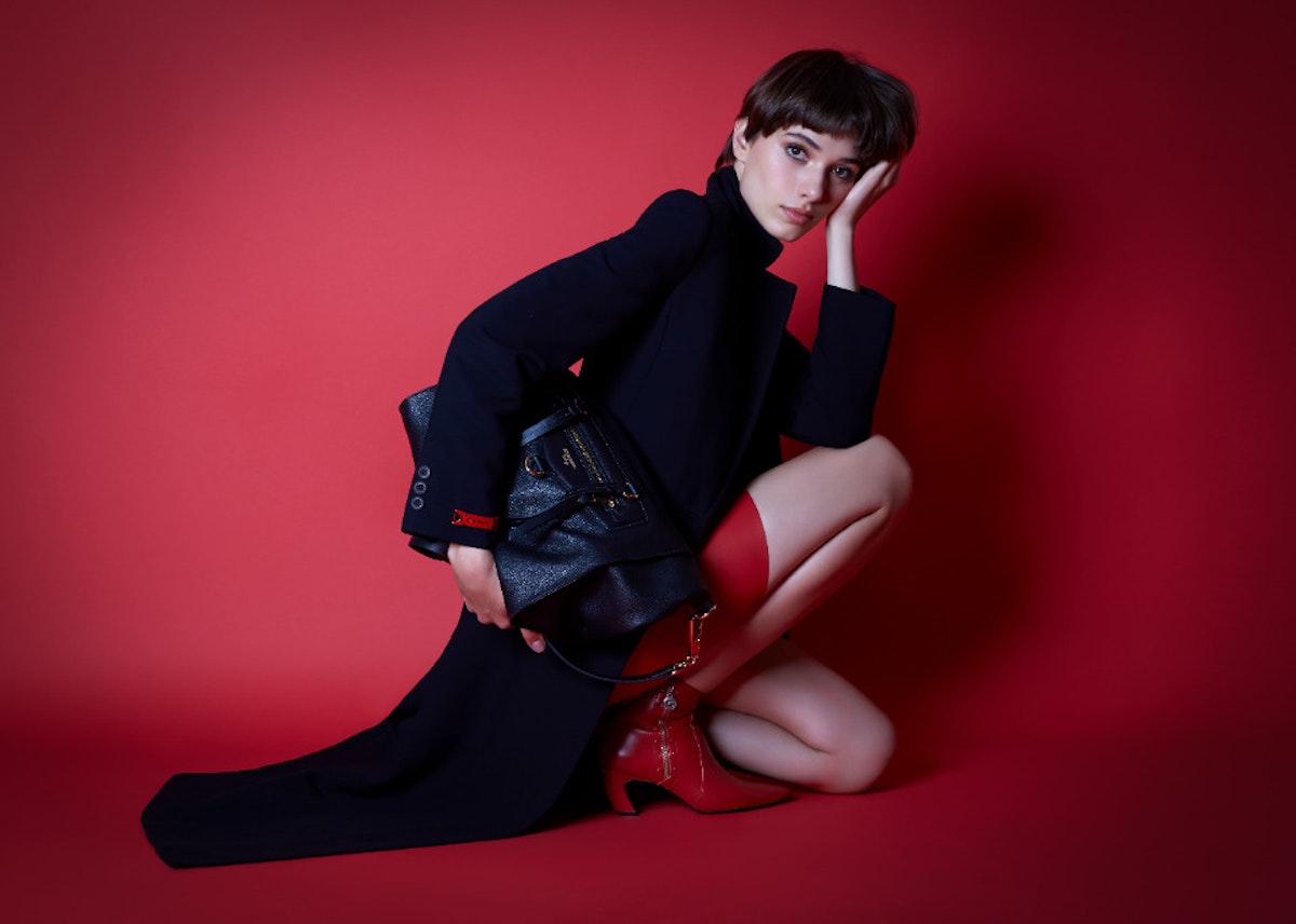 Carmim estrela nova campanha trazendo transparências e brilhos