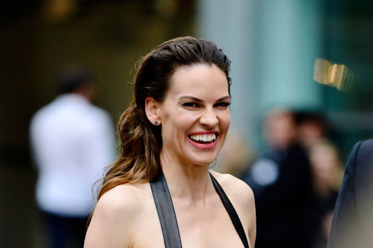 Hilary Swank anuncia que está grávida de gêmeos aos 48 anos