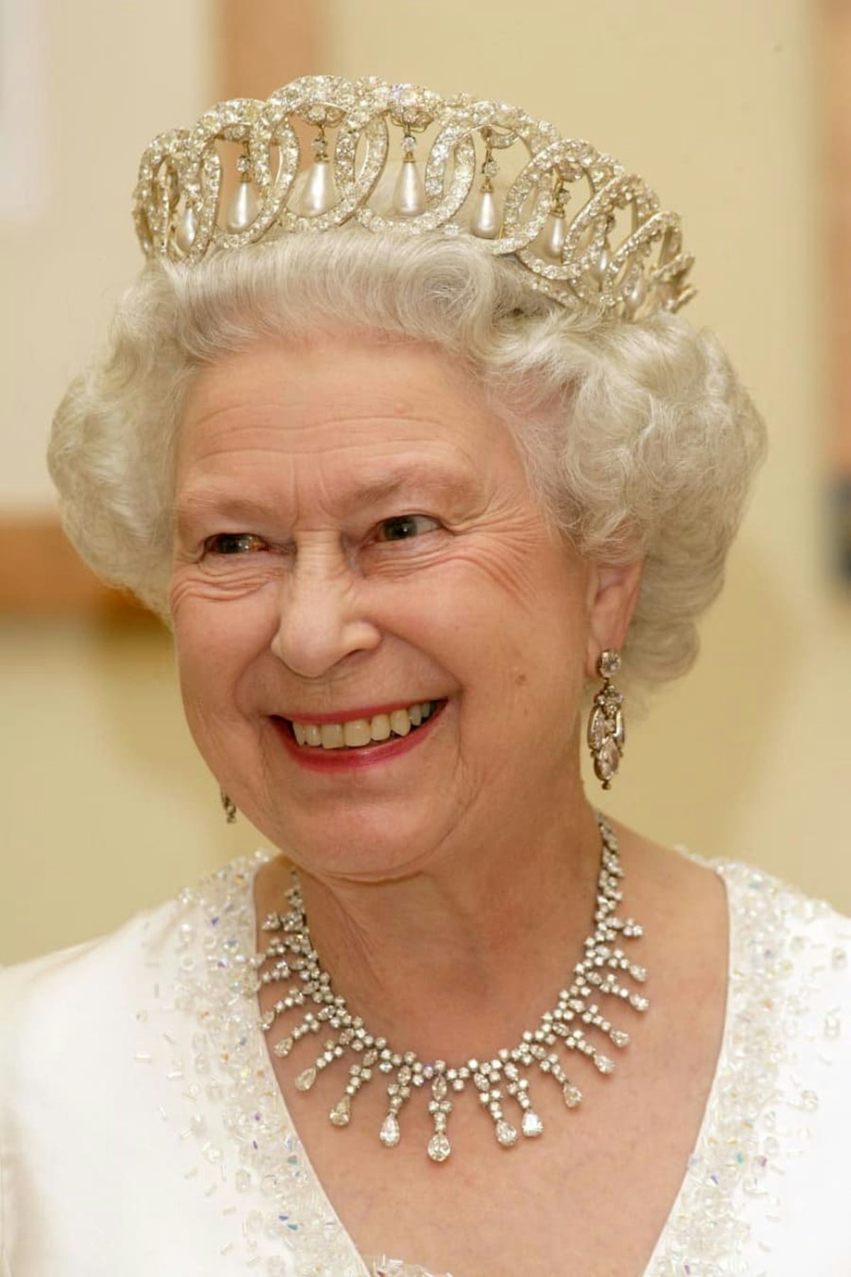 Rainha Elizabeth II: a verdadeira história de sua tiara favorita