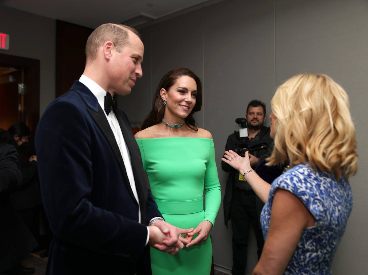 Kate Middleton usa vestido verde vibrante em green carpet