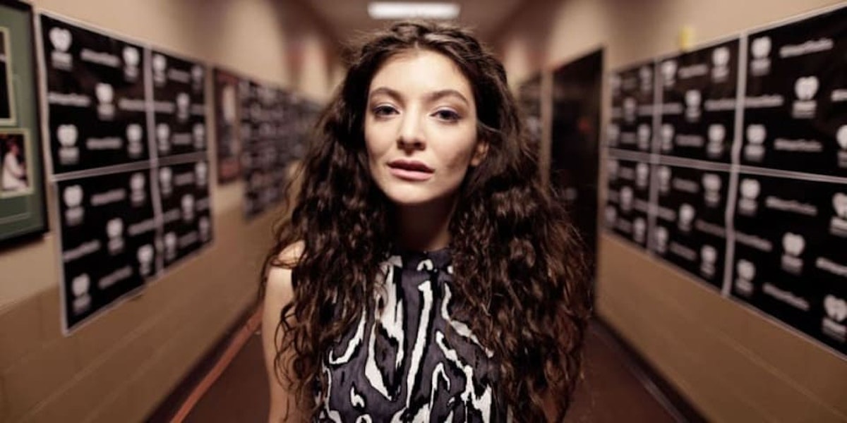 Lorde está de volta! Assista ao clipe de 'Green Light'