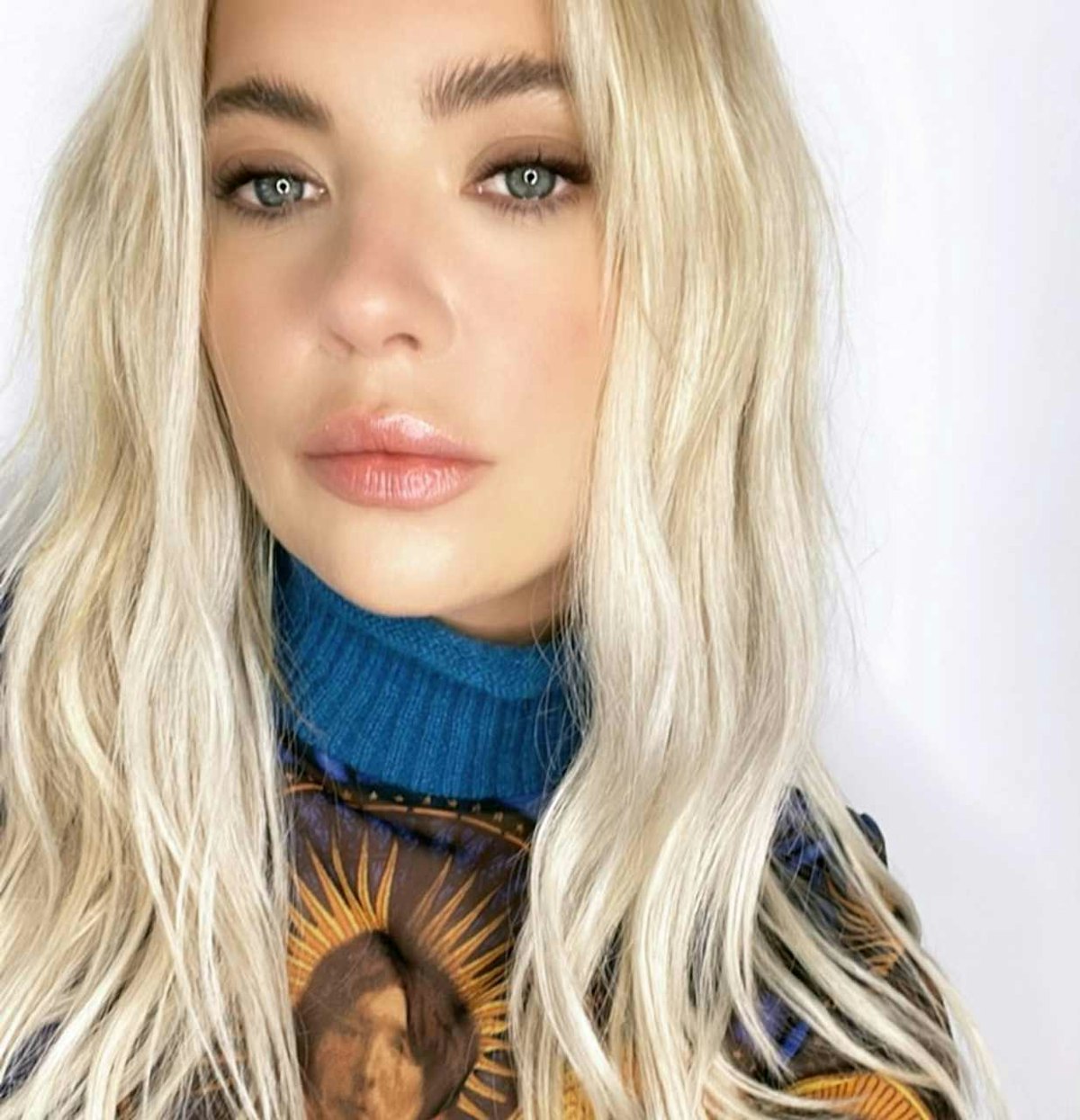 Ashley Benson passa por momentos de tensão com stalker