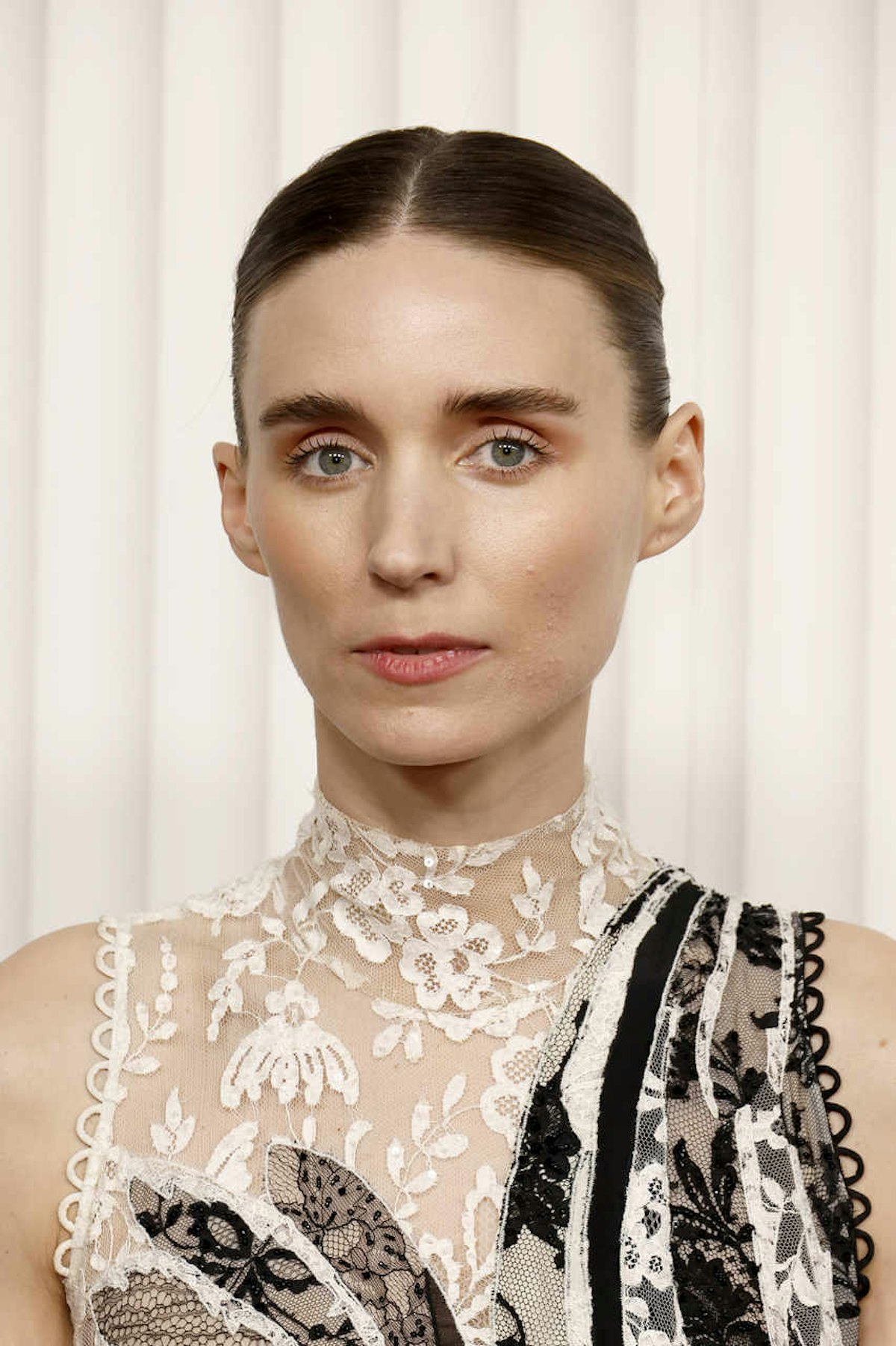 Rooney Mara fica do lado de fora de evento em Hollywood