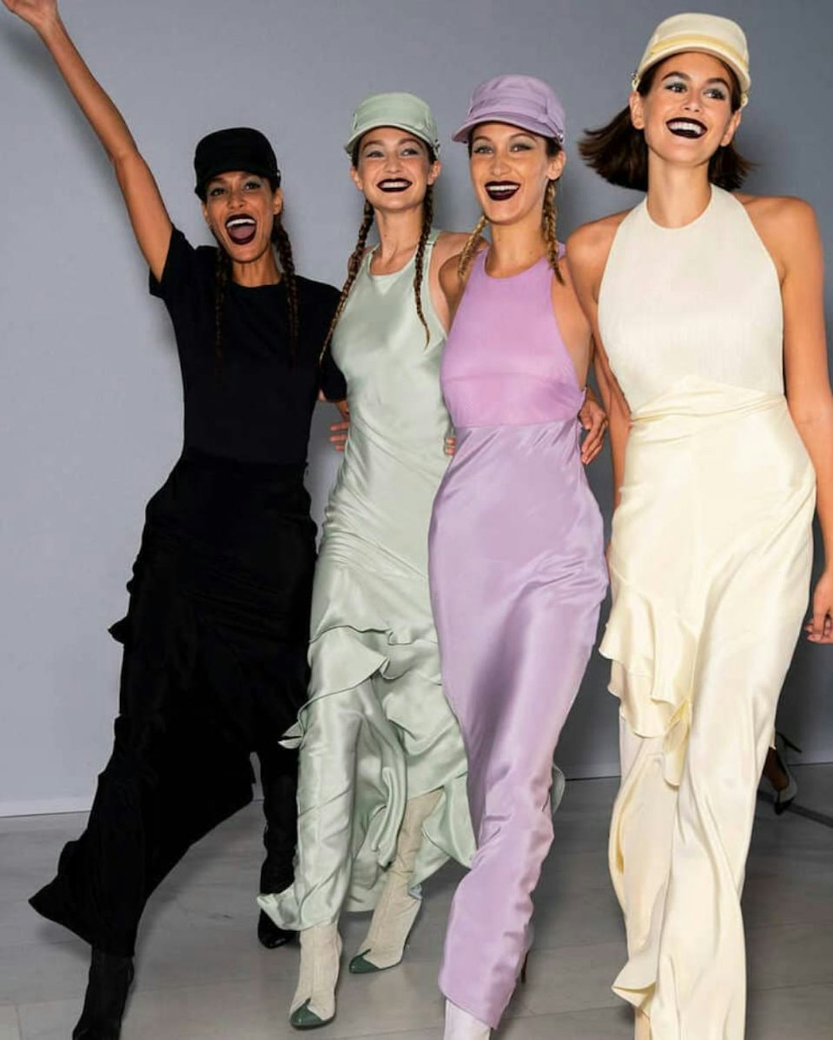 Kaia Gerber marca presença na passarela de Max Mara. Confira: