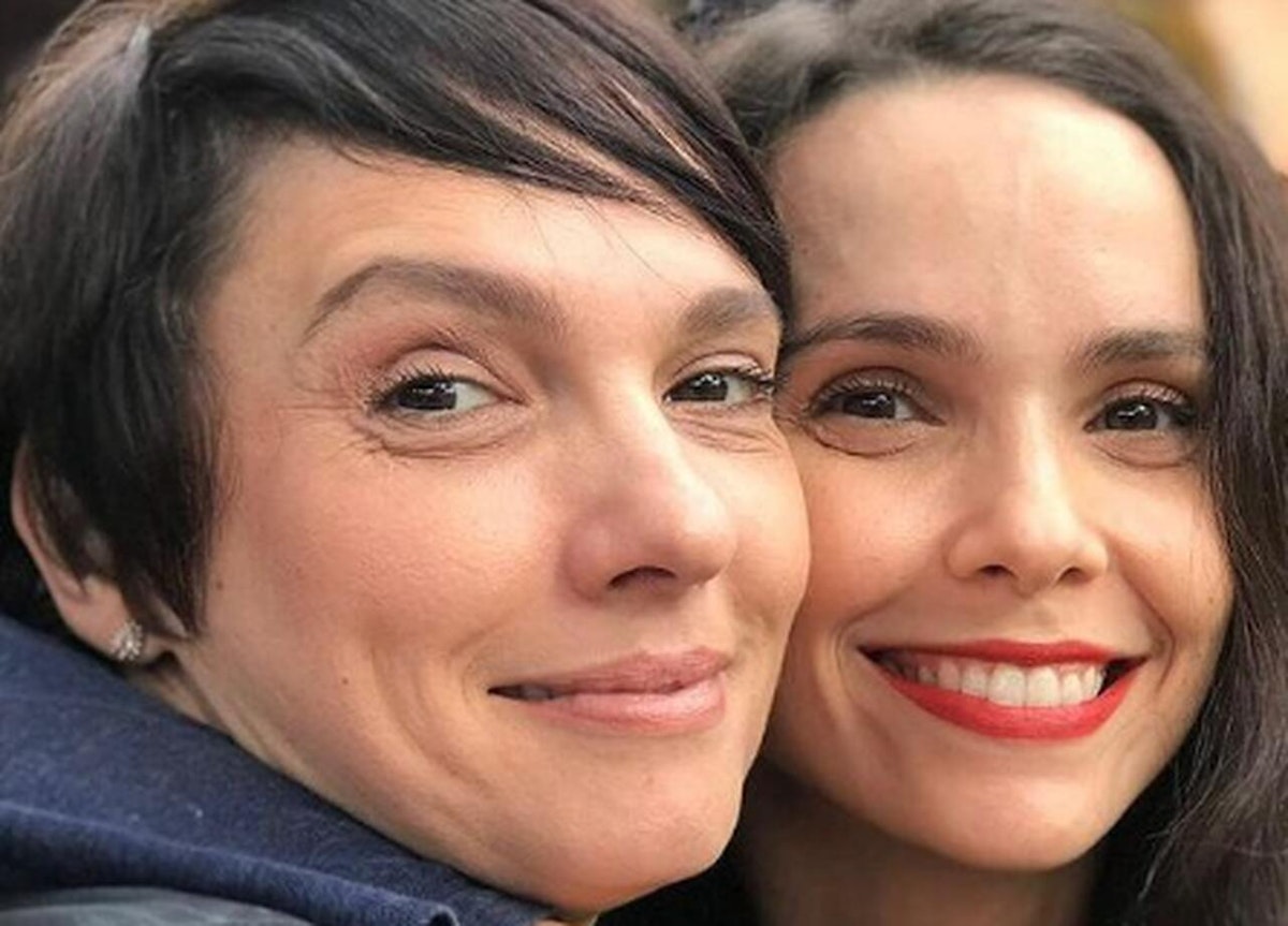 Débora Falabella revela que sua irmã a substituiu em ‘O Clone’