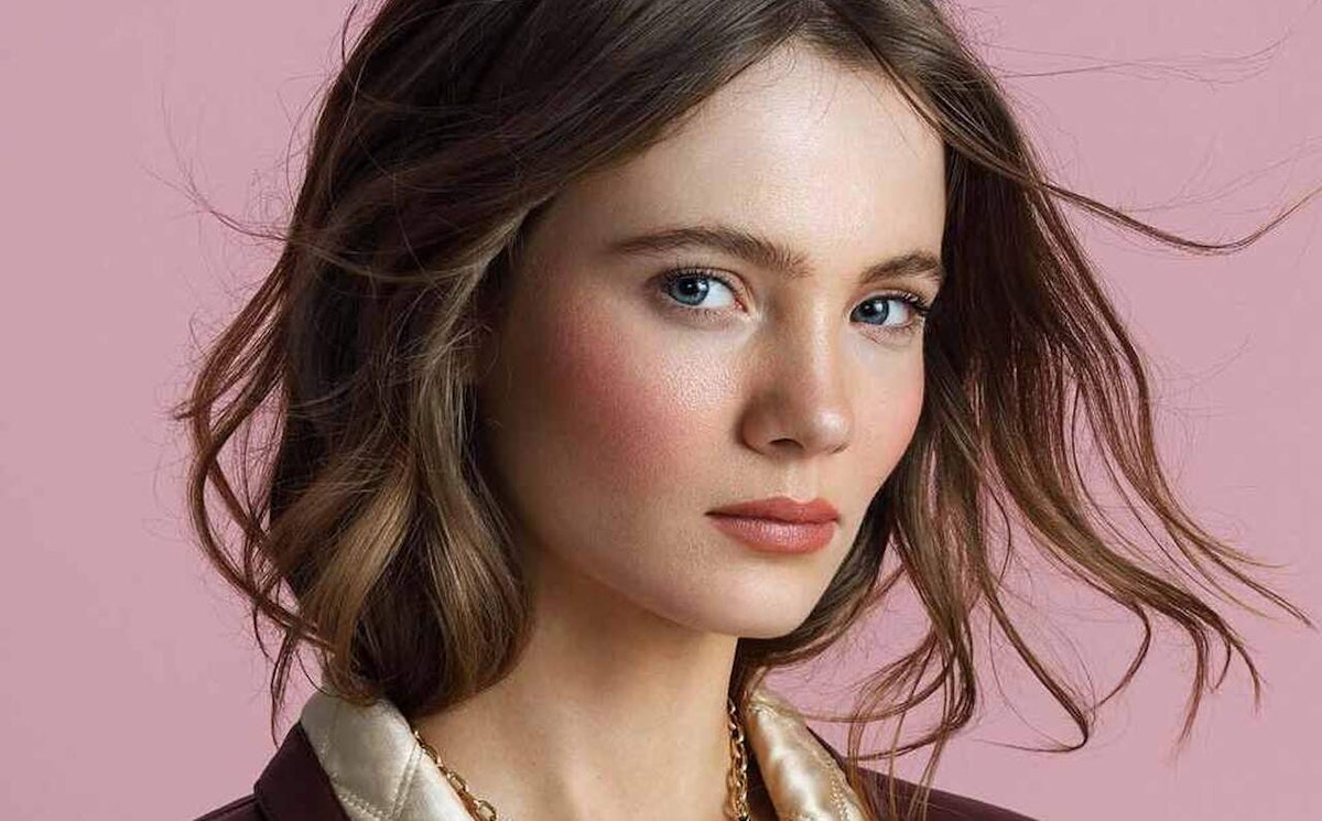 Freya Allan em entrevista exclusiva para a L’Officiel Brasil