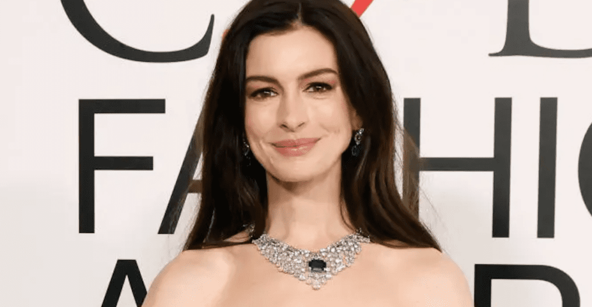 Anne Hathaway se inspira em Britney Spears para o CFDA 2023