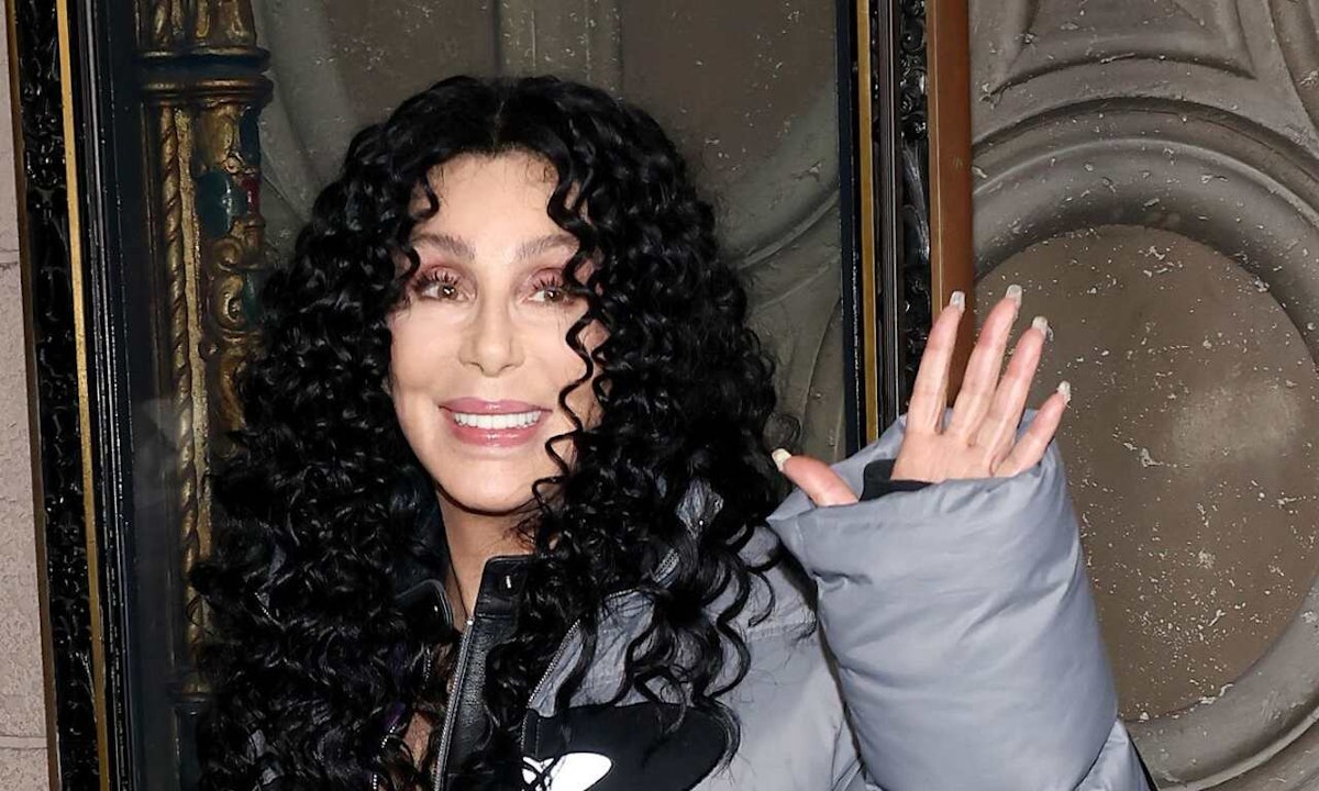 Cher detona um dos maiores sucessos da carreira