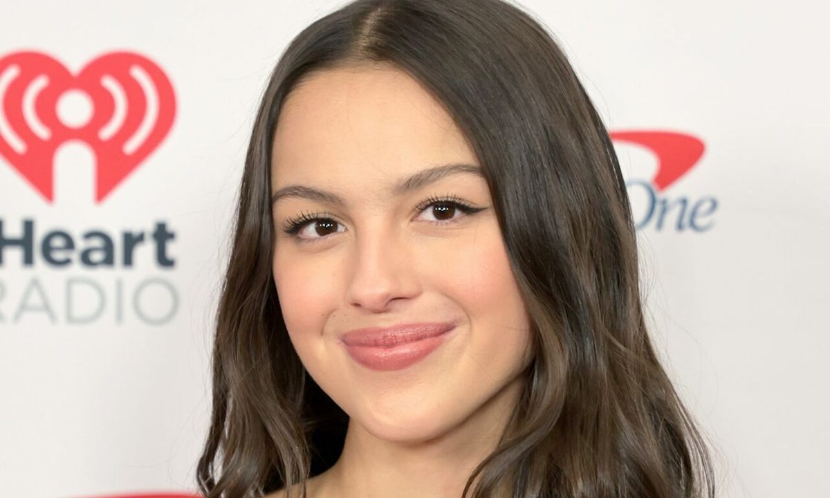 Olivia Rodrigo é vista aos beijos com ator de 'Enola Holmes'