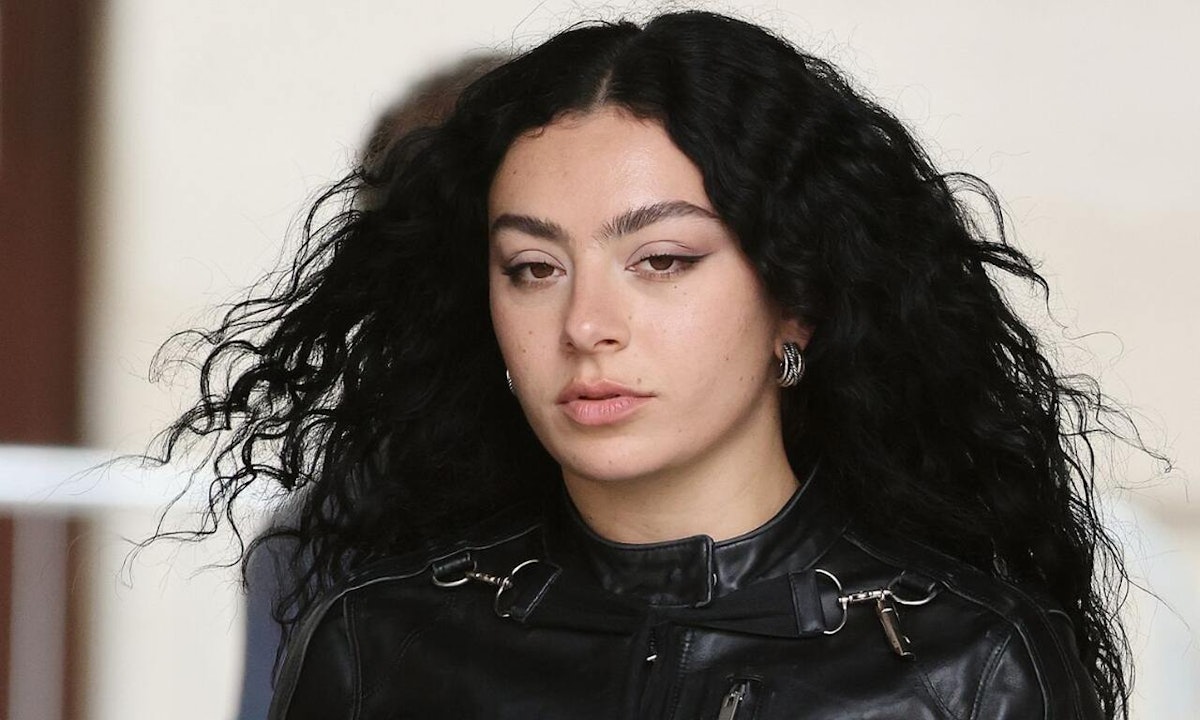 Charli XCX: a influência da era 'brat' no estilo da cantora