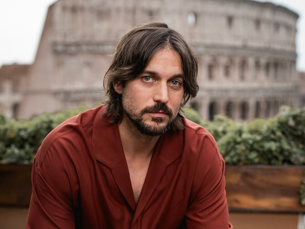 Lucas Bravo fugiu para as montanhas após rejeição em ‘Emily em Paris’