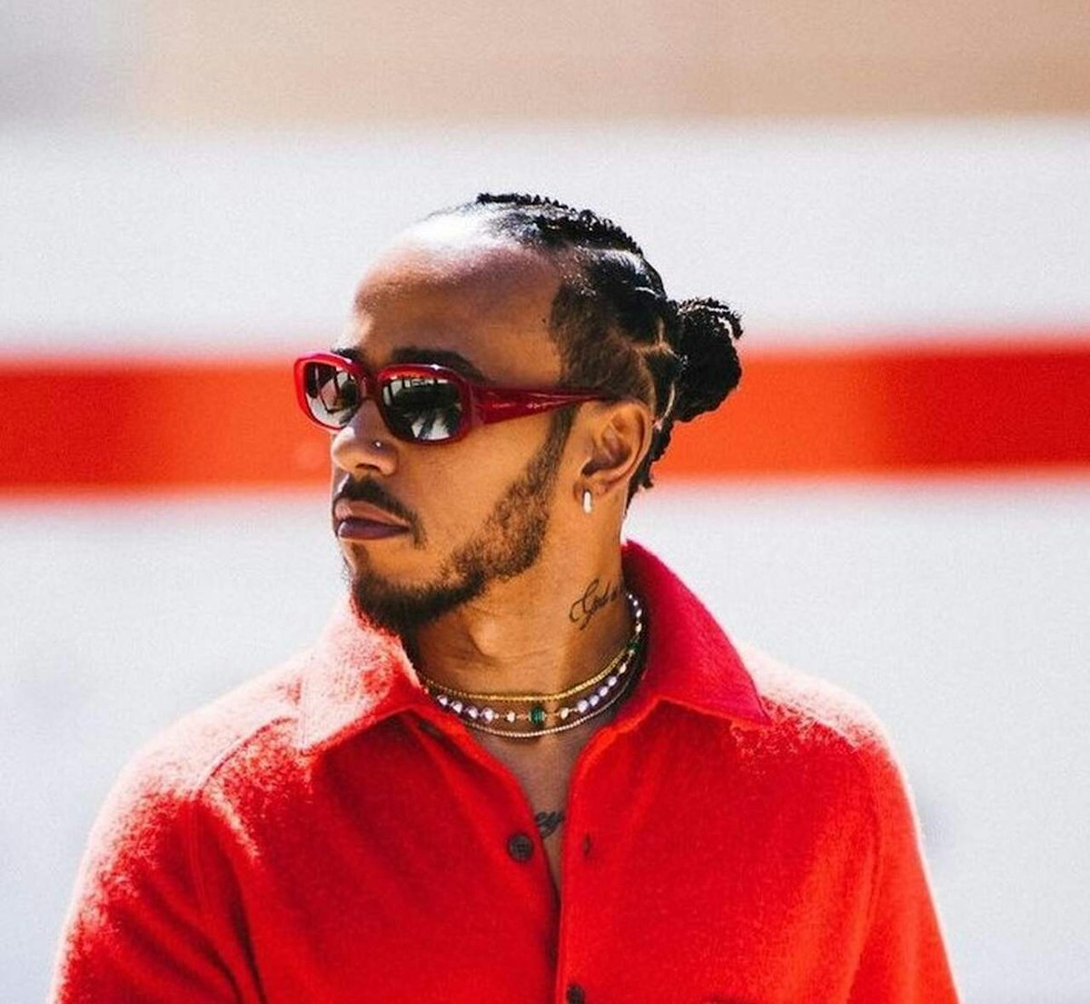 Lewis Hamilton combina moda e velocidade da forma perfeita