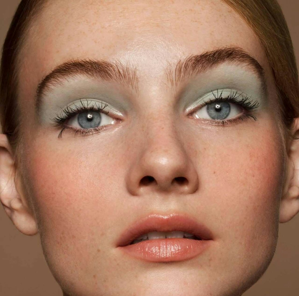 Editorial de beleza passeia entre Y2K, clean girl e brat