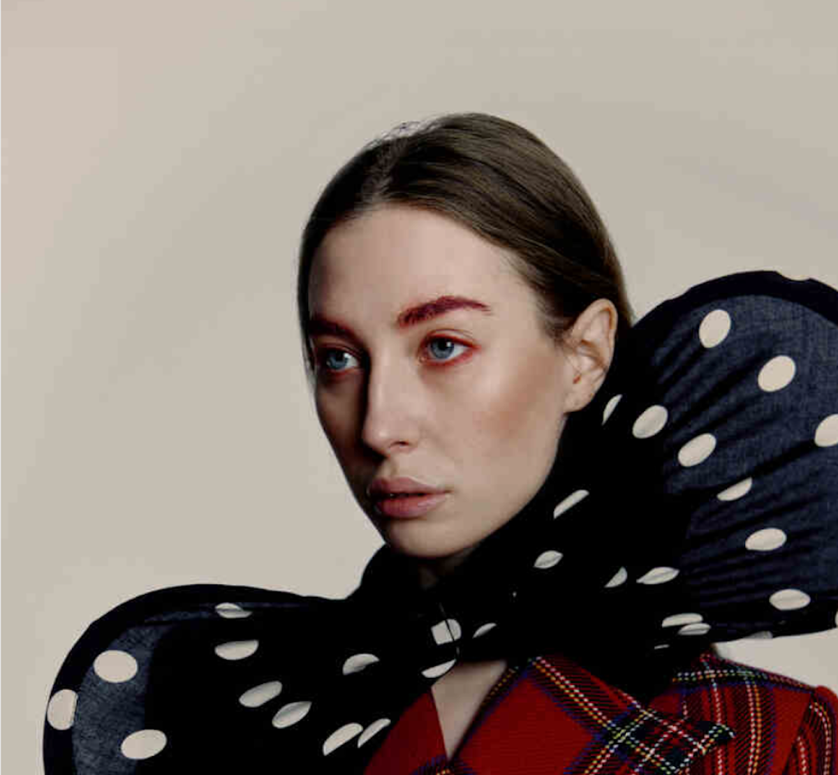 Editorial de moda: detalhes excêntricos transformam produções clássicas