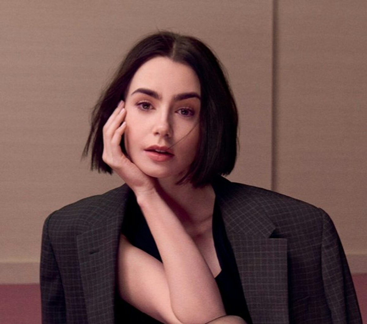 Calvin Klein lança nova campanha estrelada por Lily Collins