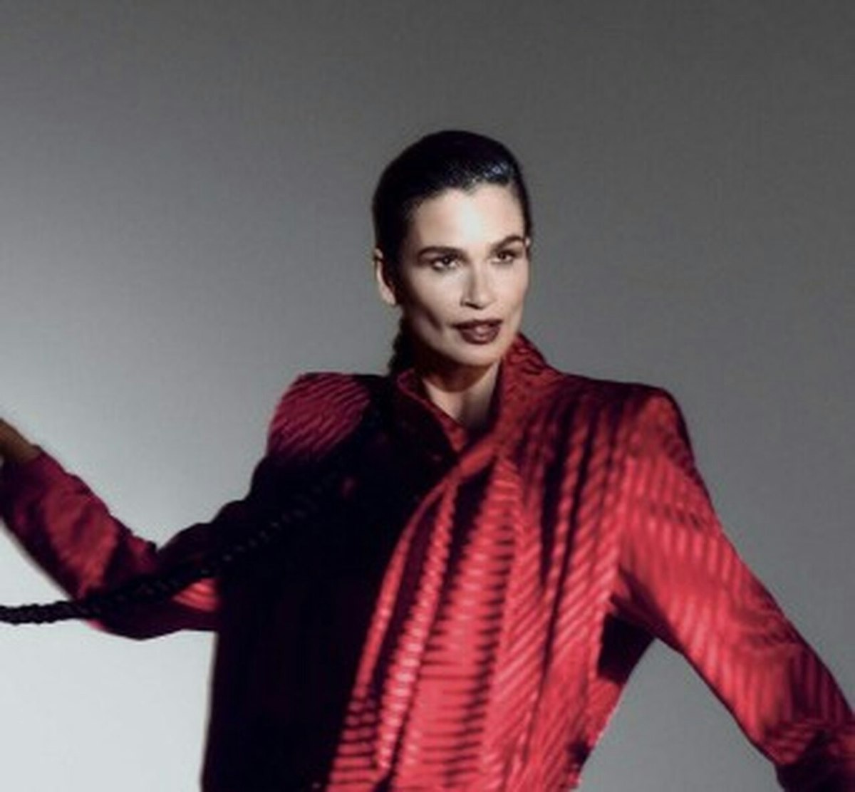 Carol Ribeiro exalta arte em editorial de moda L’Officiel