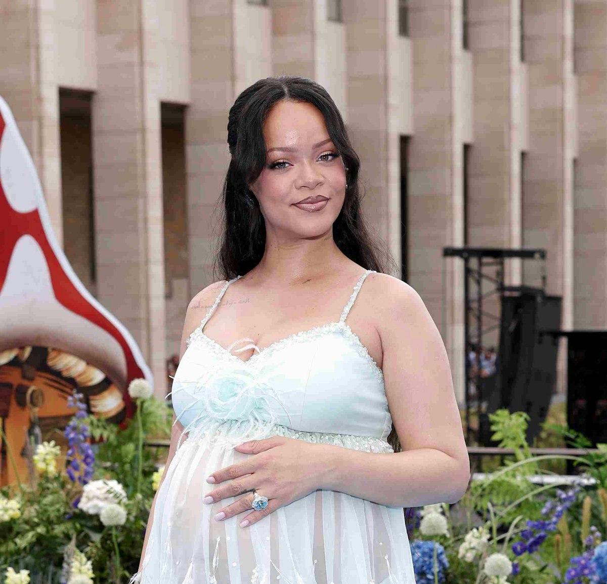 Rihanna surgiu em um look Chanel durante a estreia de ‘Smurfs’