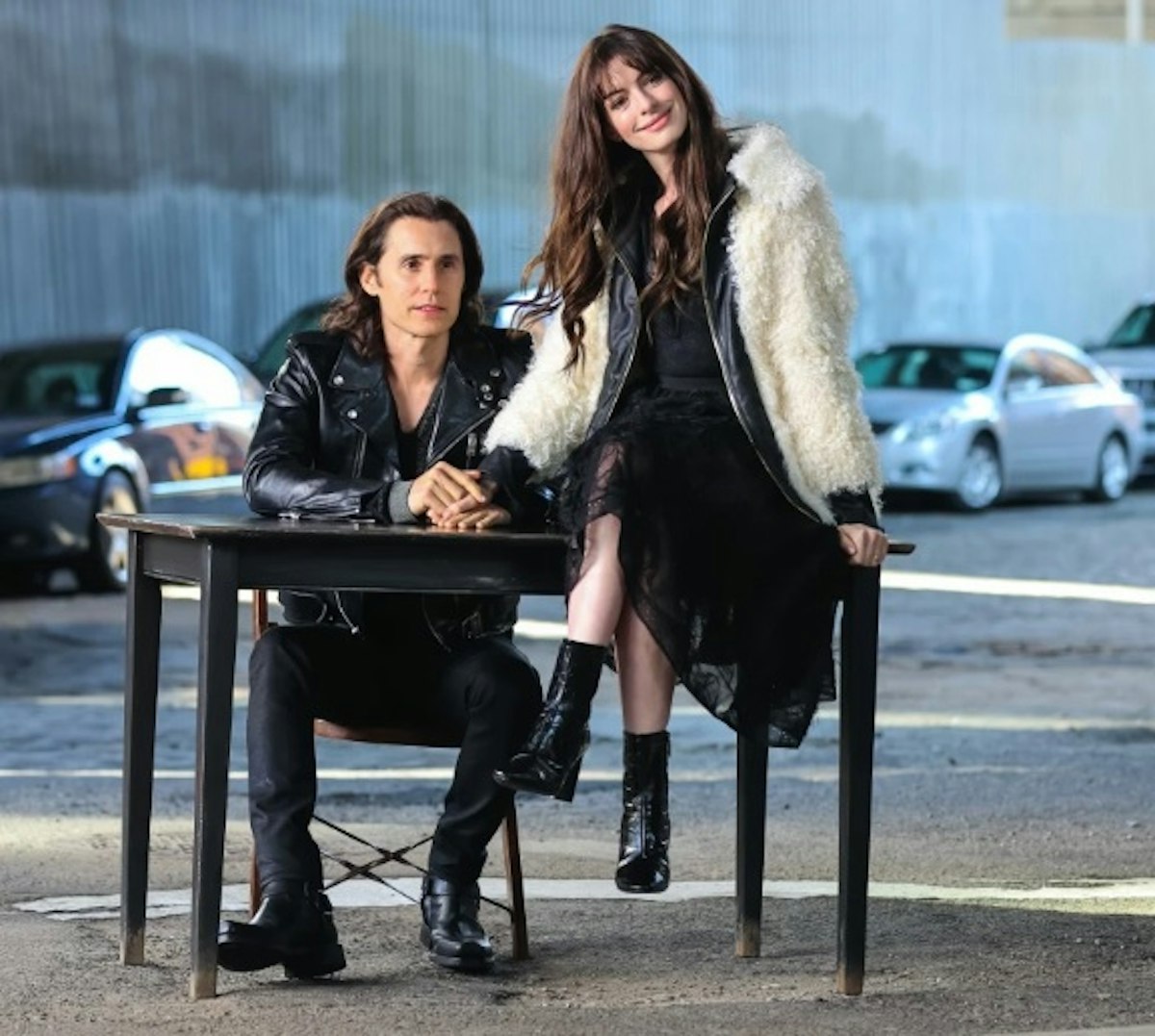 Anne Hathaway y Jared Leto como los fundadores de Wework