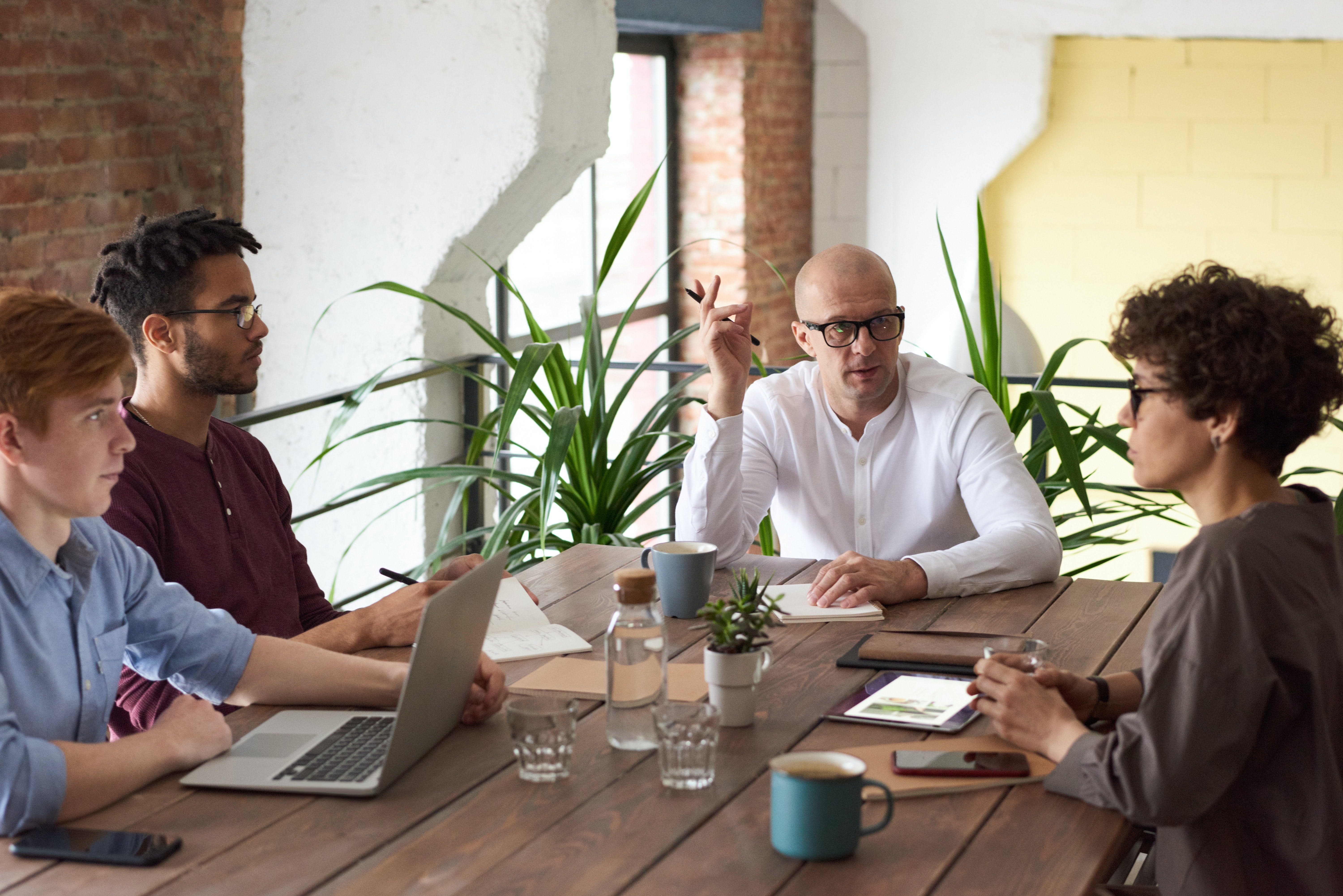 ¿Quién puede asistir a las reuniones del comité de empresa?: Descúbrelo